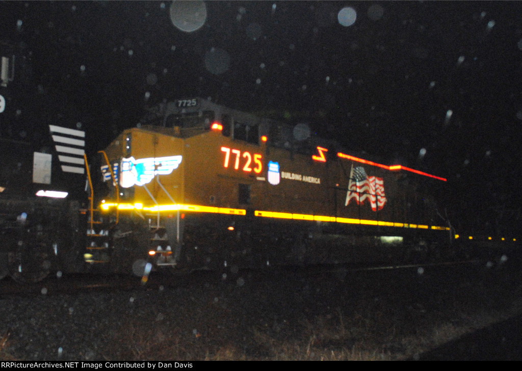 UP AC45CCTE 7725 trails on 17G